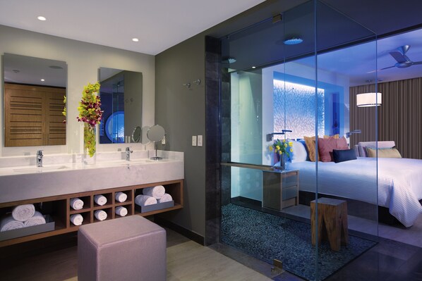 Minibar, cofre no quarto, secretária 
