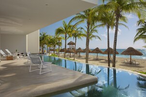 Preferred Club Master Suite Swim Out Ocean Front King | Vista do quarto