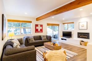 Apartamento em Condomínio Fechado, várias camas (Ski in Out, Great Location, Free Shut) | Sala de estar