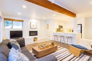 Apartamento em Condomínio Fechado, várias camas (Ski in Out, Great Location, Free Shut) | Sala de estar