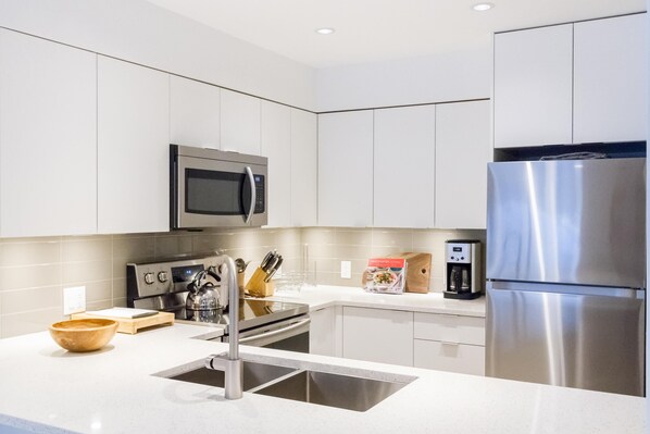Apartamento em Condomínio Fechado, várias camas (Ski in Out, Great Location, Free Shut) | Cozinha privada | Uma placa de cozinha