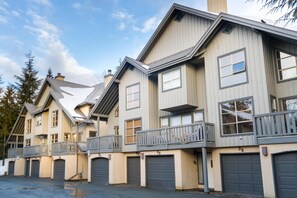 Apartamento em Condomínio Fechado, várias camas (Ski in Out, Great Location, Free Shut) | Exterior