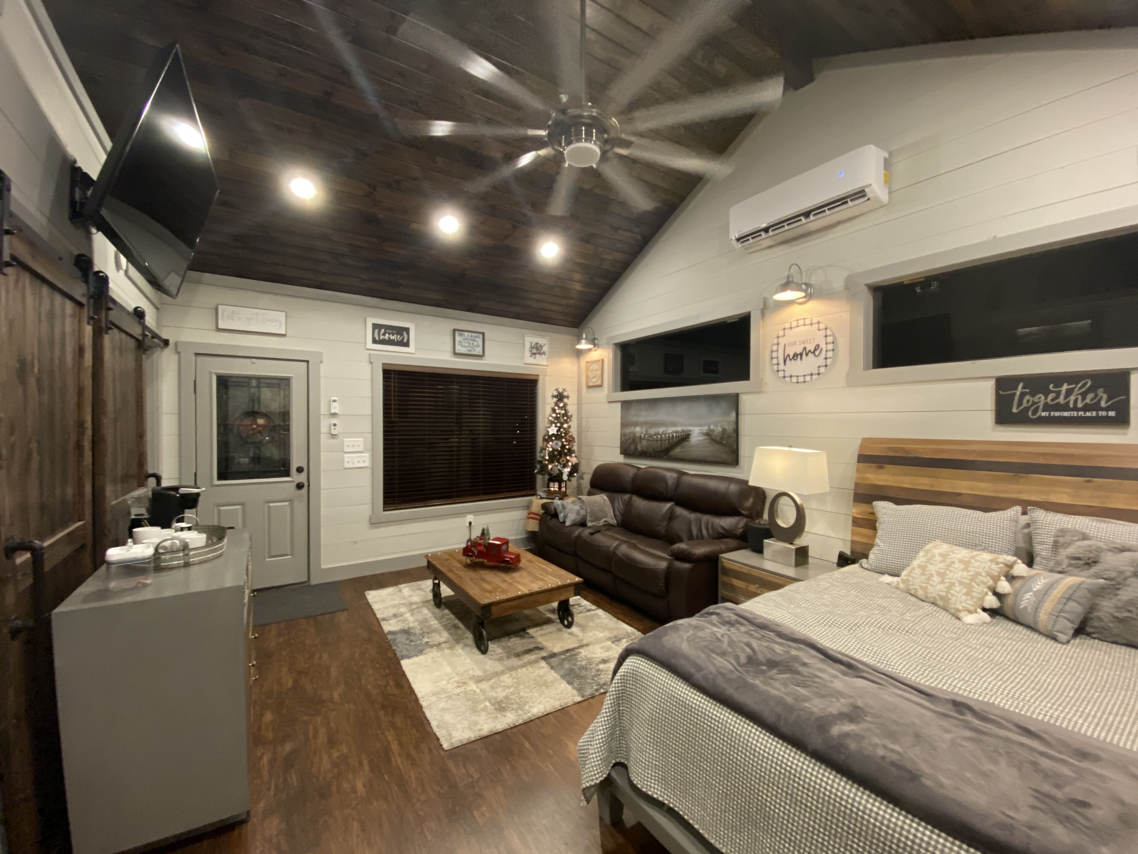 Circle C Cabin Perfect For Cozy Relaxing Retreats - Caldwell, TX