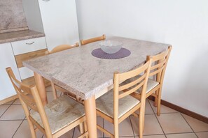 Apartamento, 2 quartos | Opções para refeição