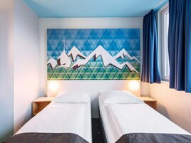 Quarto triplo | Escrivaninha, quartos à prova de som, Wi-Fi de cortesia, roupa de cama