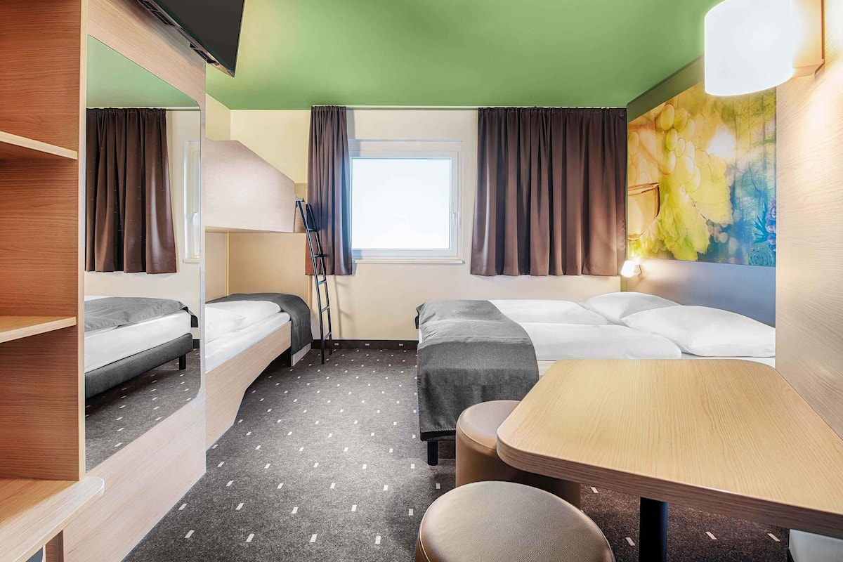 Quarto Quádruplo | Secretária, quartos insonorizados, Wi-fi grátis