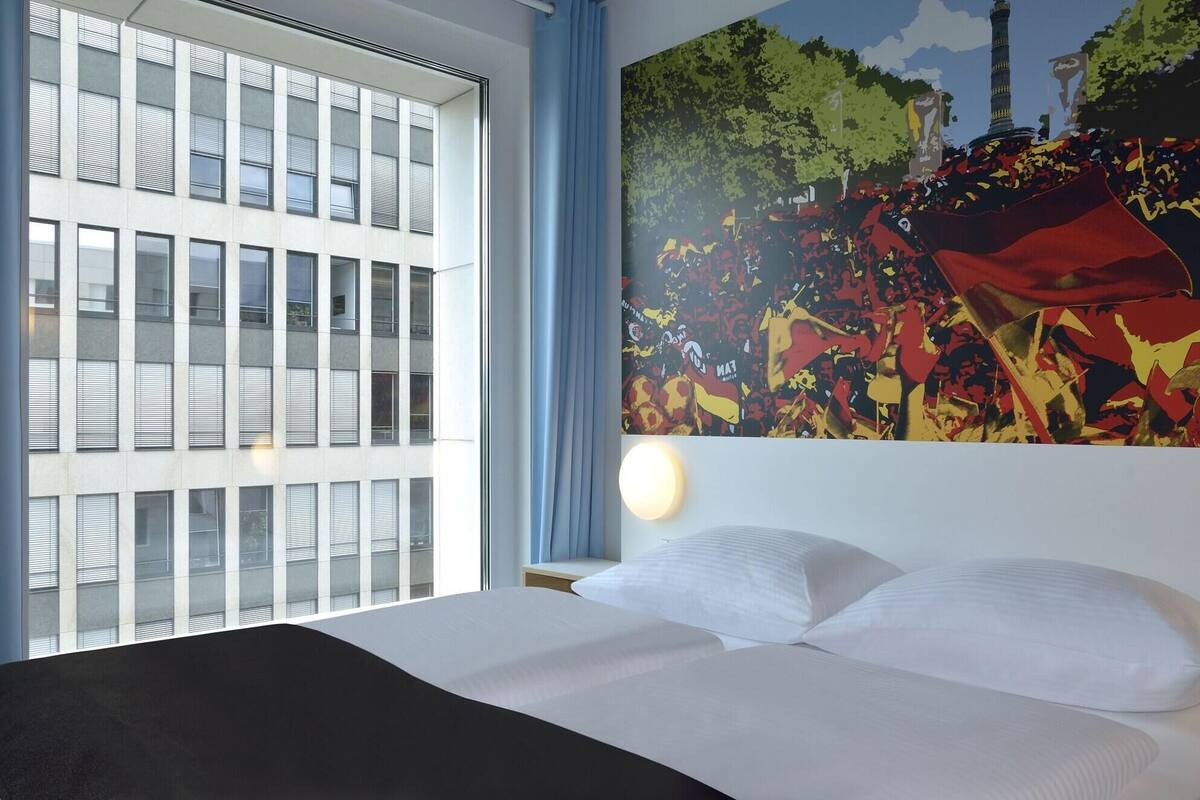 Escrivaninha, quartos à prova de som, Wi-Fi de cortesia, roupa de cama