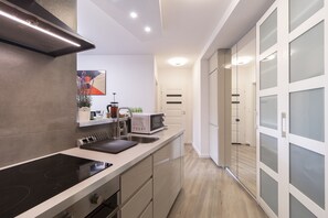 Apartamento, 1 quarto, sacada | Cozinha privada | Micro-ondas, lava-louças, cafeteira/chaleira