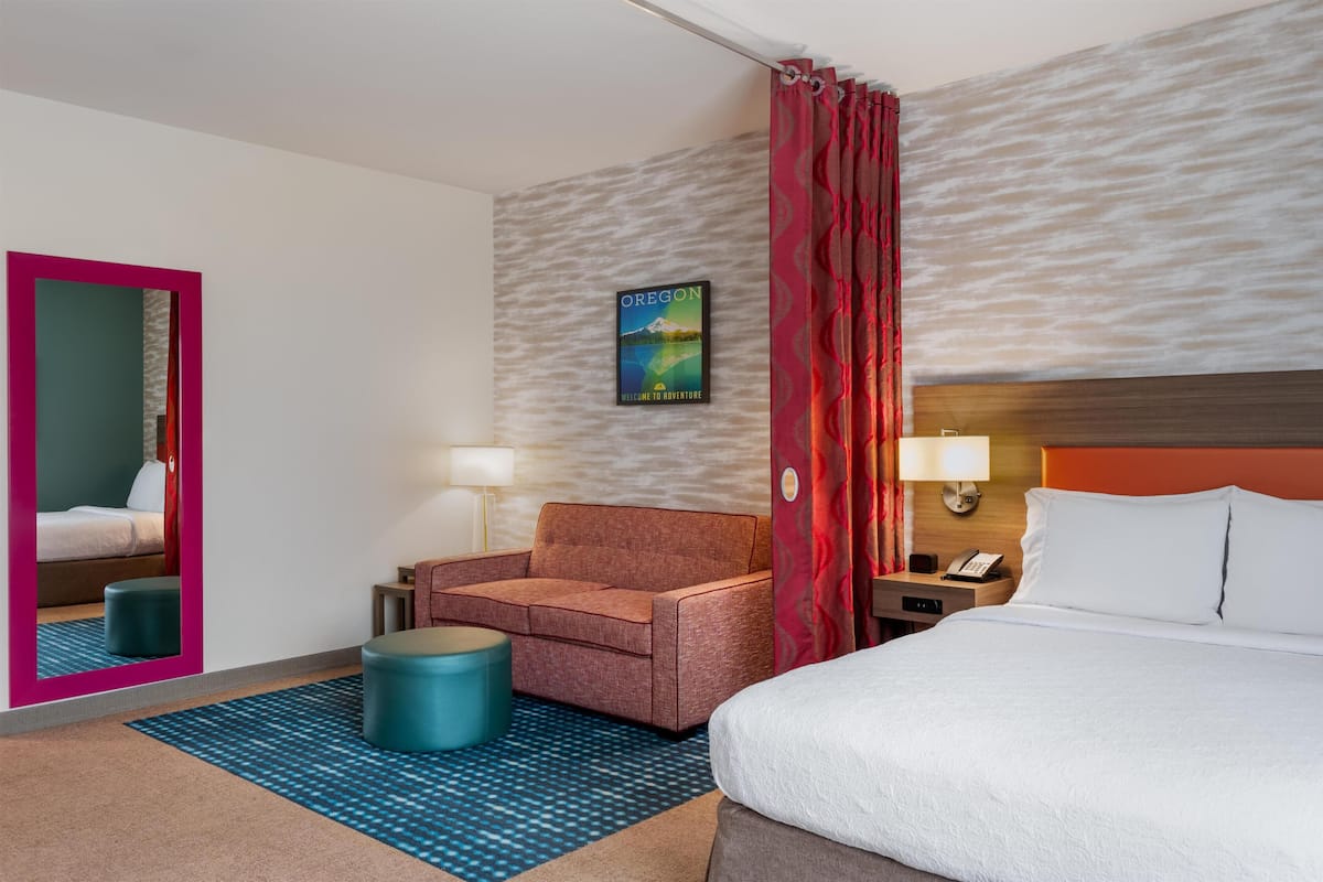 Estúdio, 1 cama queen-size, acessível, banheira | Secretária, ferro/tábua de engomar, berços/camas para crianças grátis