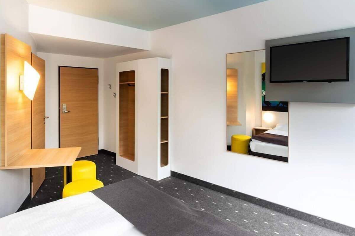 Quarto Duplo | Secretária, Wi-fi grátis, roupa de cama fornecida