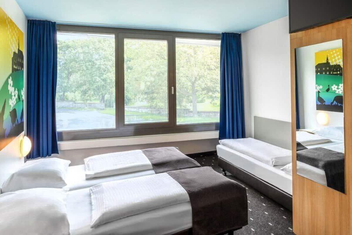 Quarto Triplo | Secretária, Wi-fi grátis, roupa de cama fornecida