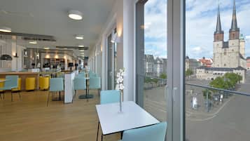 Café da manhã com buffet diário (EUR 13.9 por pessoa)