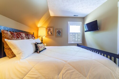 The Allison House Inn - (Whole House) - City View - Nashville, IN