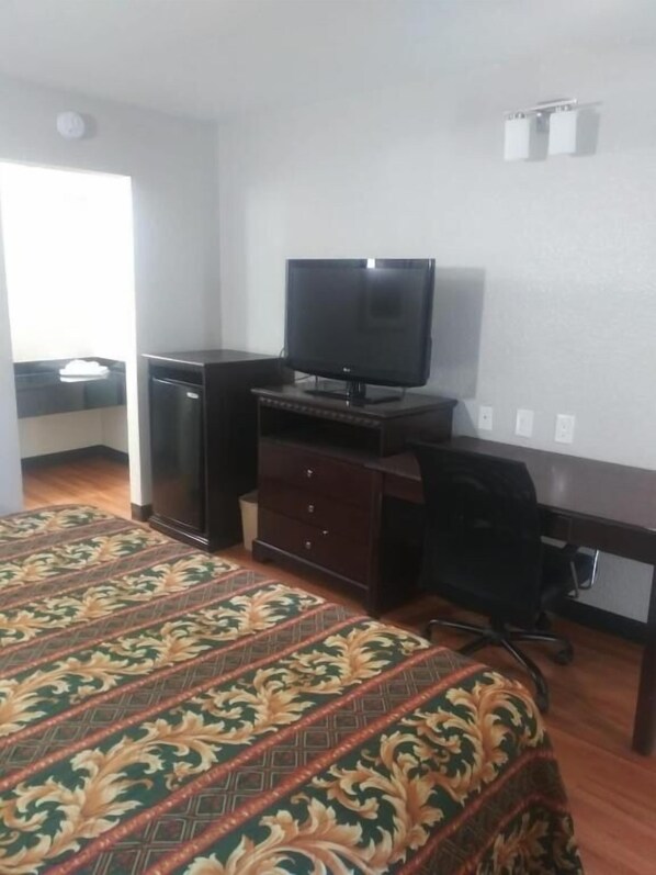 Quarto Económico, 1 cama king-size | Secretária, Wi-fi grátis 