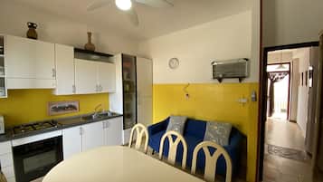 Apartamento | Cozinha privada | Um frigorífico, um micro-ondas, um forno, uma placa de cozinha