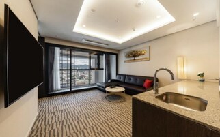 Suite, 1 cama de casal, não fumadores | Secretária, secretária adequada para computadores portáteis 