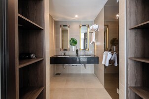 Suite, várias camas, não fumadores | Casa de banho | Um polibã, um chuveiro fixo, um secador de cabelo, roupões 