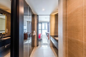 Suite, 1 cama de casal, não fumadores | Casa de banho | Um polibã, um chuveiro fixo, um secador de cabelo, roupões 