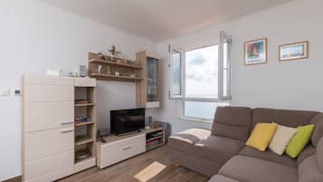 Apartamento (Two Bedroom Apartment) | Sala | Televisor de ecrã plano de 25 polegadas com canais por cabo, televisor