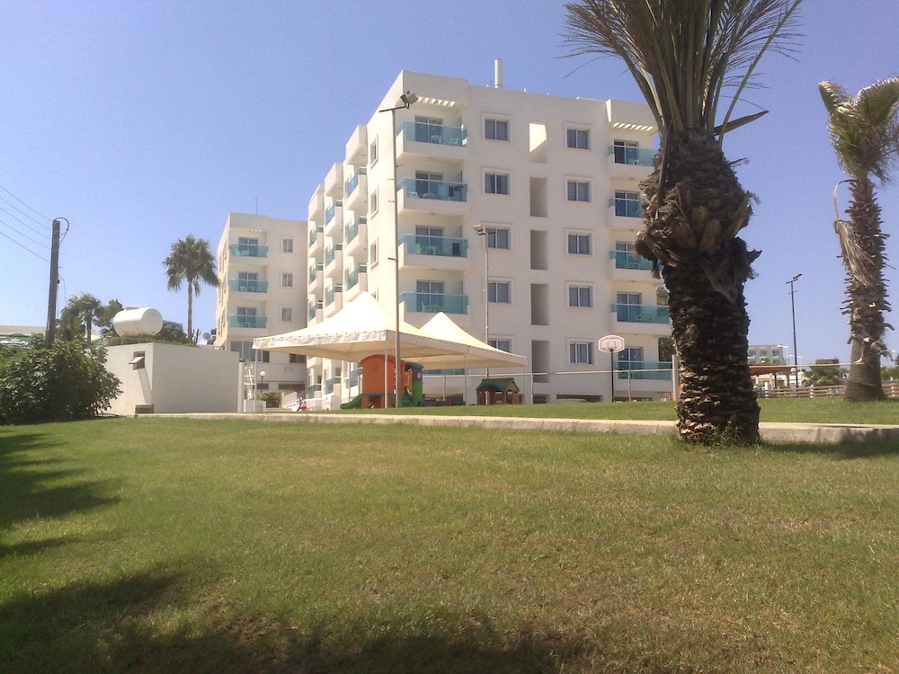 Vrissaki Hotel Apartments - Паралимни