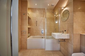 Apartamento | Banheiro | Secador de cabelo, toalhas de banho