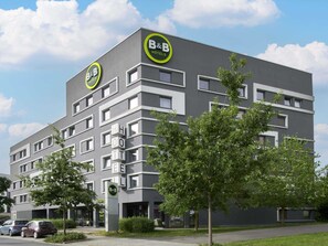 Um hotel tipo bed and breakfast com design moderno, várias janelas e uma área de recepção.
