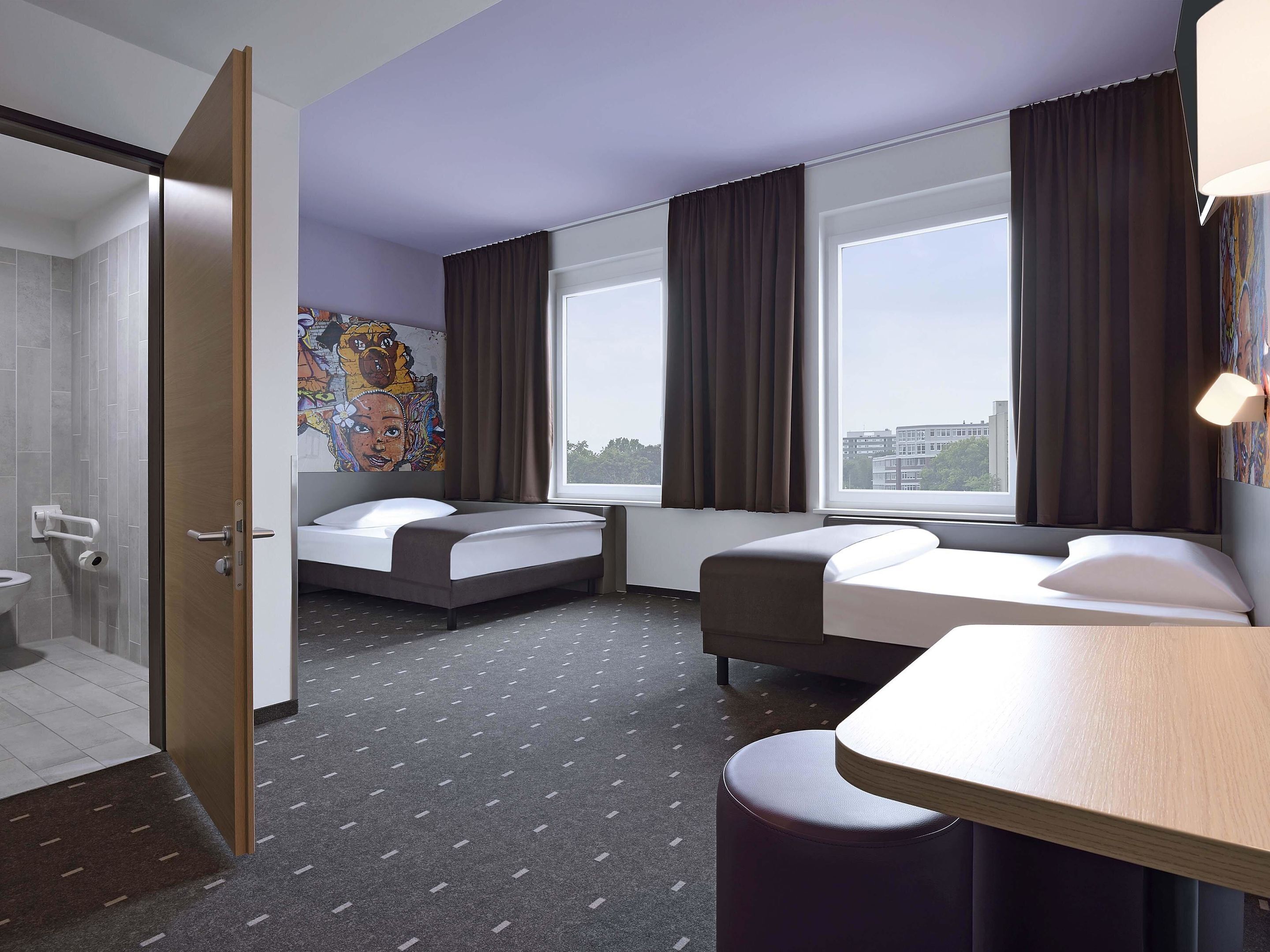 Roupas de cama antialérgicas, escrivaninha, Wi-Fi de cortesia