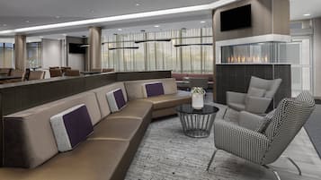 Este bar no lobby do hotel