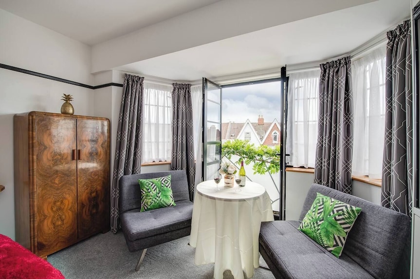 Bright Art Deco Studio | Walk To Seafront | Wifi & Workspace - Isle of Wight