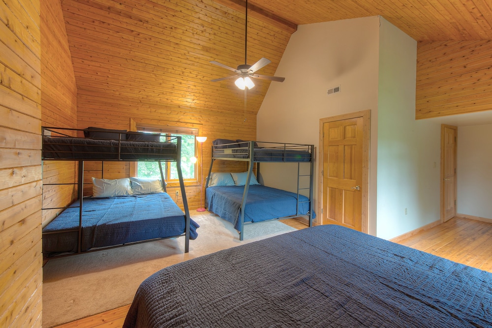 Log Cabin Retreat On Lake Anna, Private Side! - Lake Anna, VA