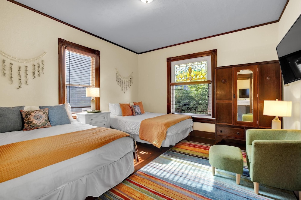 Historic Victorian 2 Bd In The Heart Of Downtown - Coronado, CA