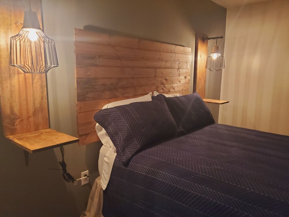 Creekside Valley: Secluded, Spacious Home For 8! - Illinois