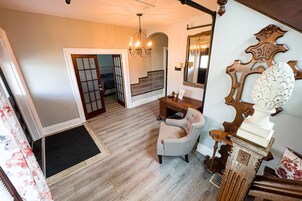 Casa luxo | Área de estar | TV de tela plana 70 polegadas com canais digitais, TV