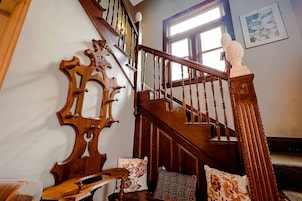 Casa luxo | Área de estar | TV de tela plana 70 polegadas com canais digitais, TV