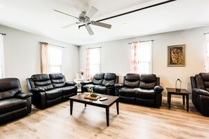 Casa luxo | Área de estar | TV de tela plana 70 polegadas com canais digitais, TV