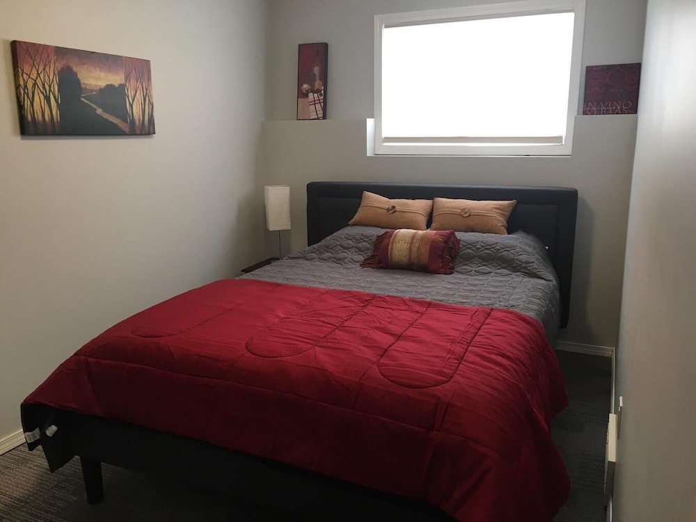 Super South Side Apt. #3 - Close To Costco & College - Alberta
