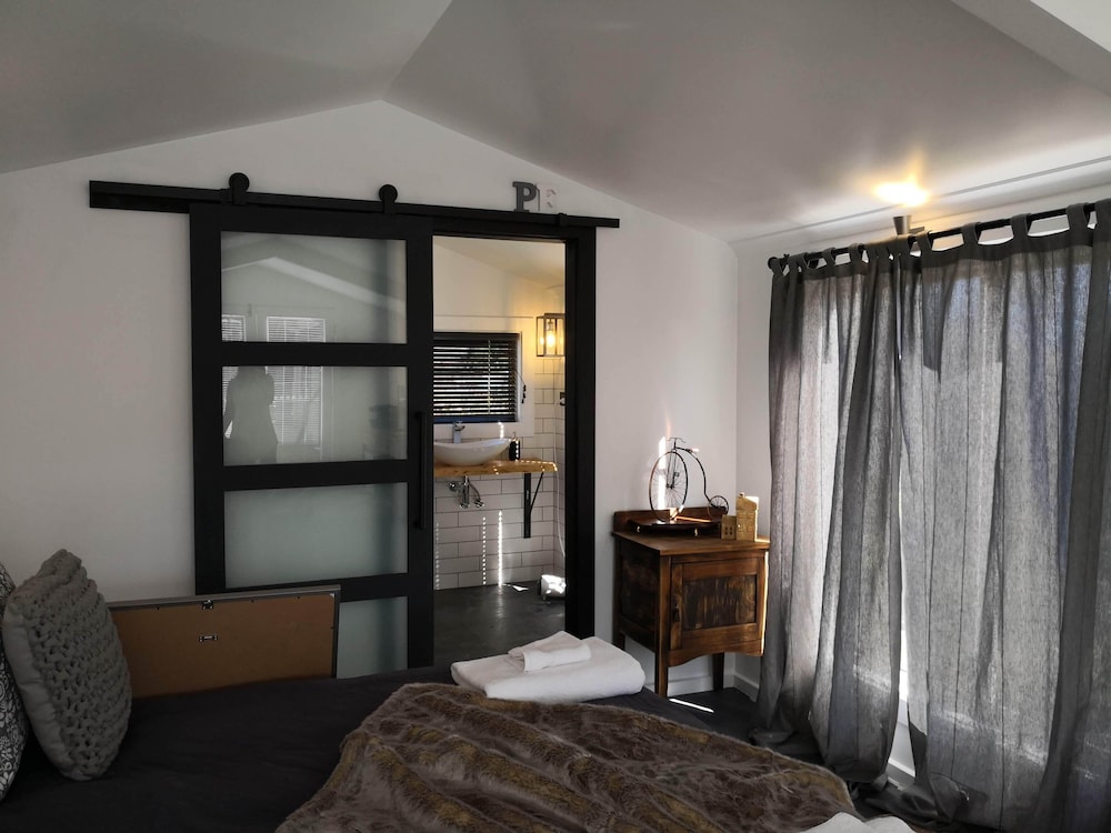 Luxurious Hilltop Studio, Only 10 Minutes Walk To The Main Street Of Daylesford - Daylesford