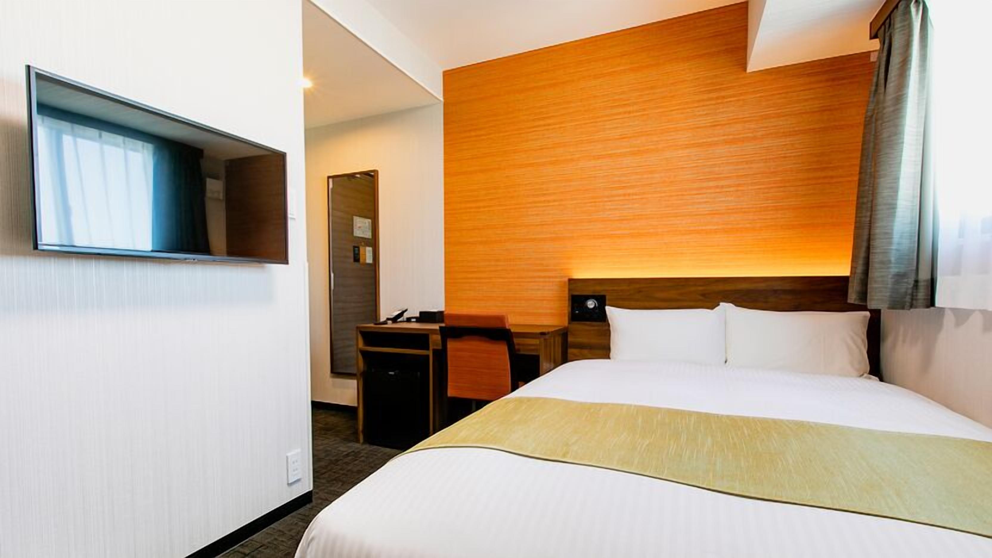 Edredons de pluma, escrivaninha, cortinas blackout