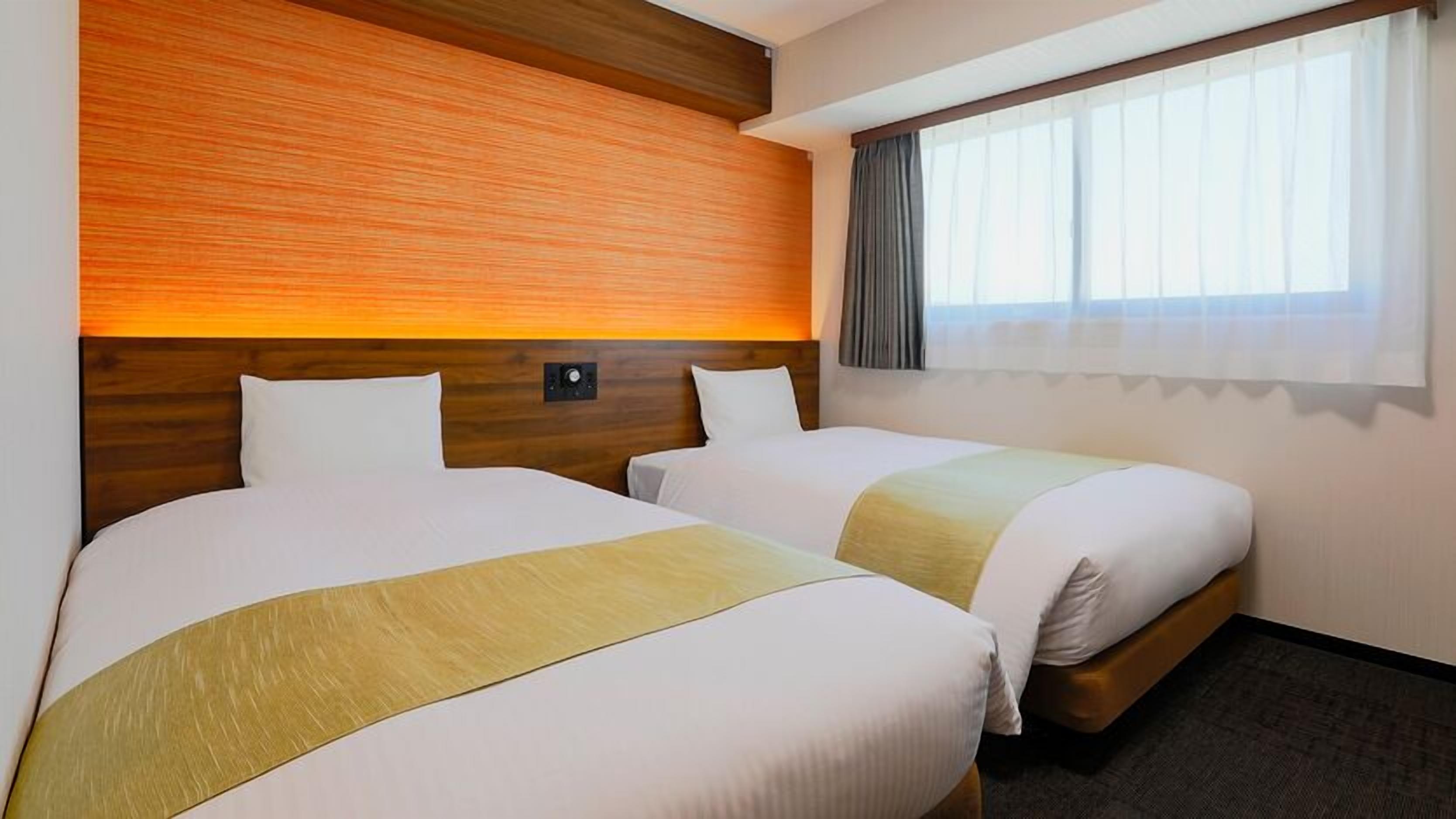 Edredons de pluma, escrivaninha, cortinas blackout