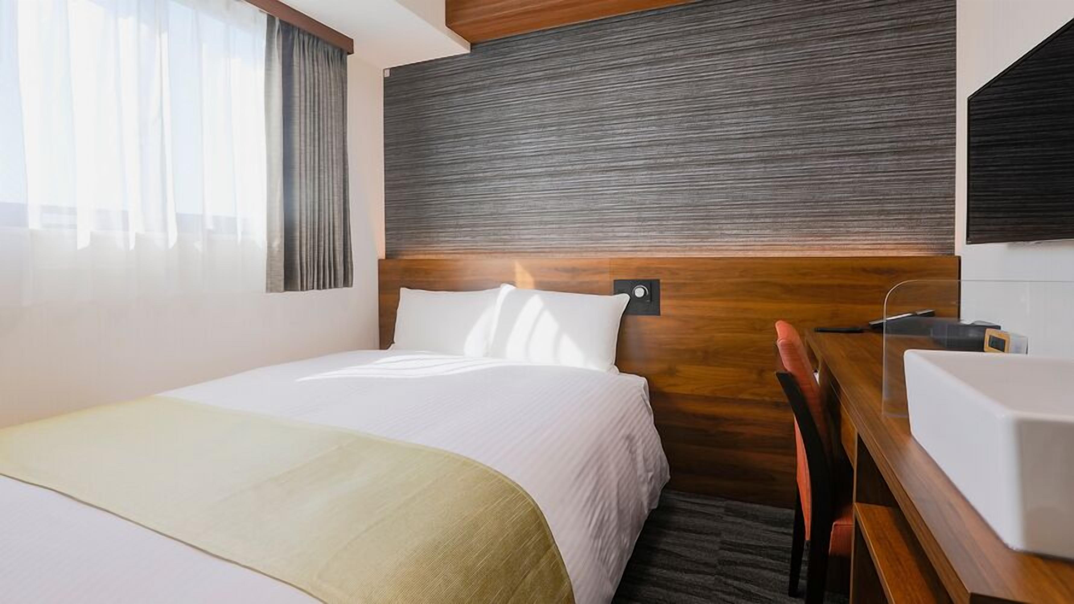 Edredons de pluma, escrivaninha, cortinas blackout