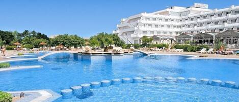 Piscina exterior, espreguiçadeiras