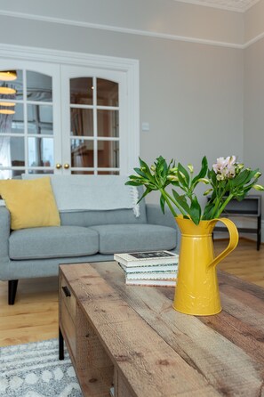 Apartamento exclusivo (incl. cleaning fee) | Área de estar | TV de tela plana 40 polegadas com canais digitais, TV, lareira