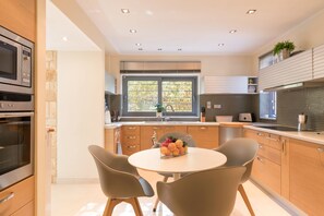 Vila superluxo | Cozinha privada | Geladeira, micro-ondas, fogão, cooktop