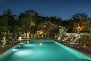 Piscina exterior, uma piscina aquecida, espreguiçadeiras 