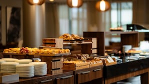Disposição de buffet com diversos alimentos e pratos.