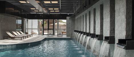 Piscina interna, funciona das 9h às 22h, espreguiçadeiras