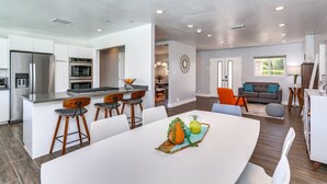 Casa | Cozinha privada | Uma cafeteira/bule, um frigorífico, um micro-ondas 