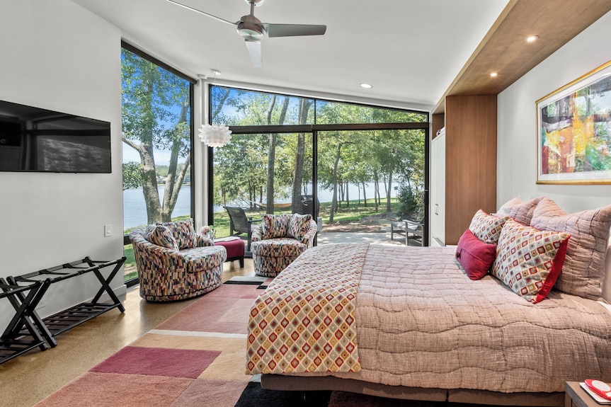 Lakeside Retreat | Hot Tub, Pool, Sunsets & More! - Log Cabin