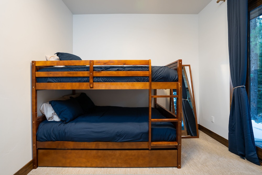 Stylish Luxury Townhouse - Walk To Downtown, A/c! - Truckee, CA