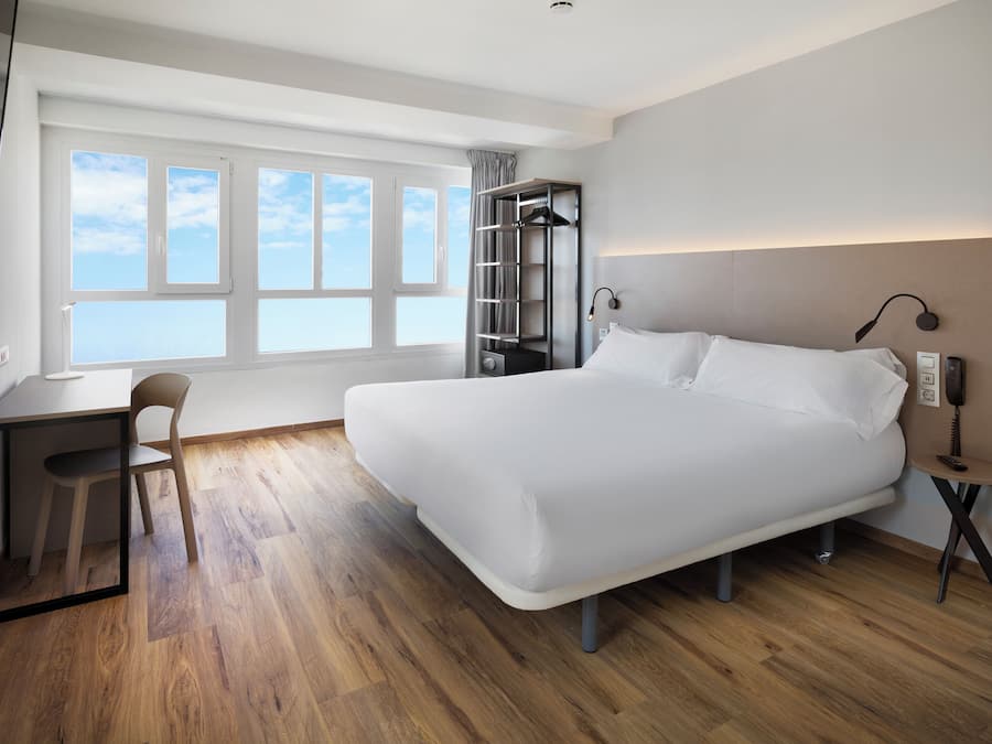 Quarto Duplo | Minibar, cofre no quarto, secretária, ferro/tábua de engomar